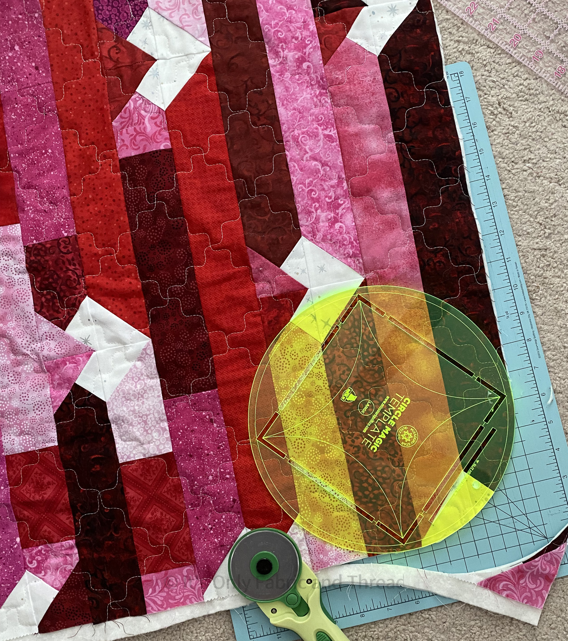How to Finish Your Quilt with Rounded Corners - It's Only Fabric And Thread