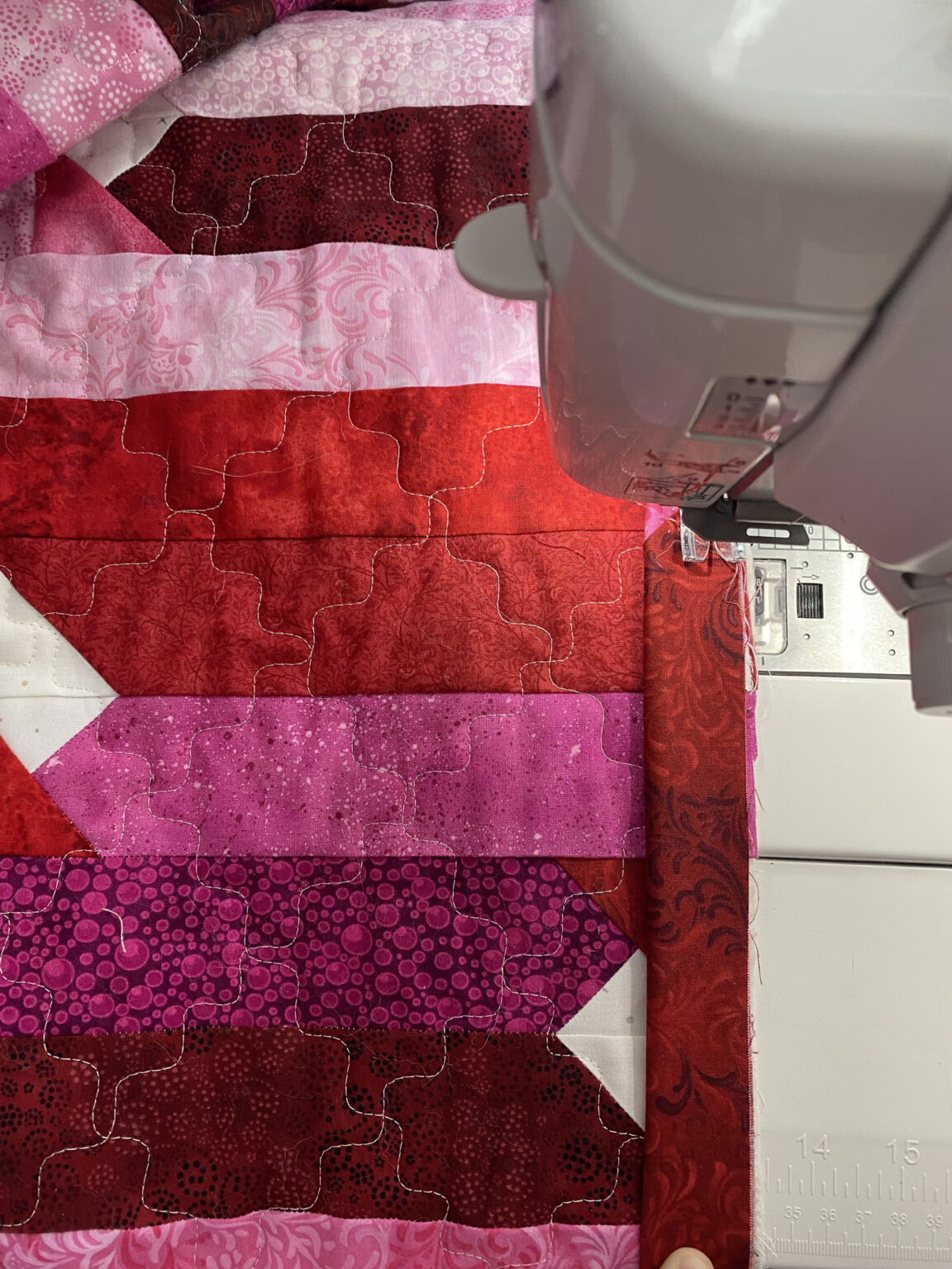 How to Finish Your Quilt with Rounded Corners - It's Only Fabric And Thread